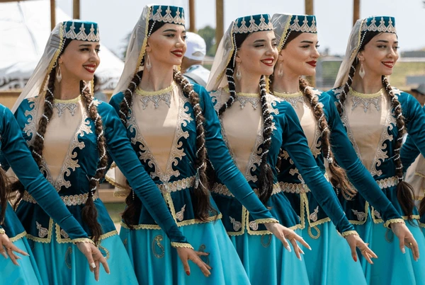 AZERIS: QUEM SÃO? ORIGEM, CULTURA E INFLUÊNCIA POLÍTICA – TÊTE-À-TÊTE